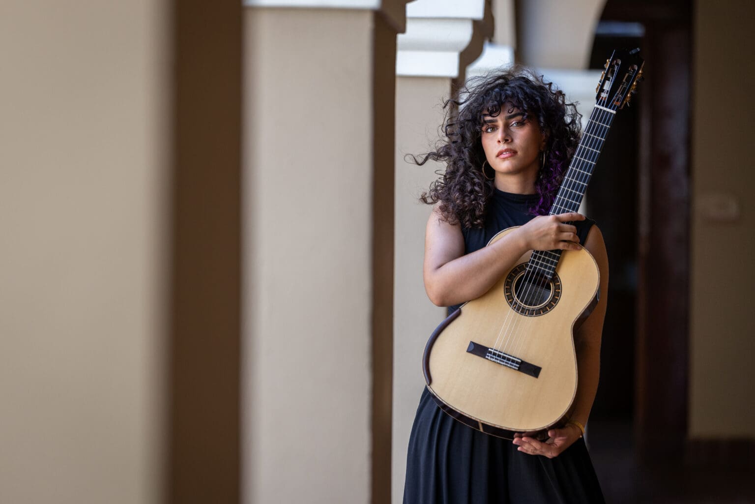 Leonela Alejandro abre camino con su guitarra en mano - Todas